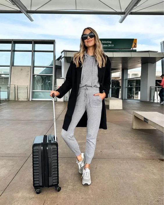 30 Best Comfy Long Flight Airport Outfits to Copy for Your Next Trip - Vhindinews